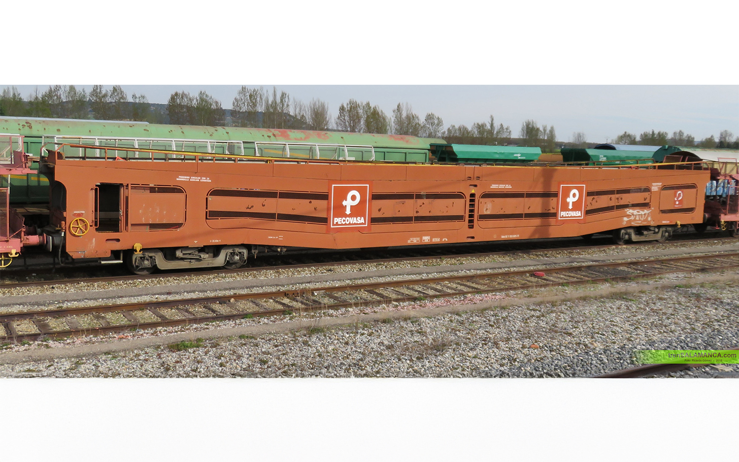 HE4044 RENFE, 4-axle car transporter type DDMA, "Pecovasa" red livery, ep. V