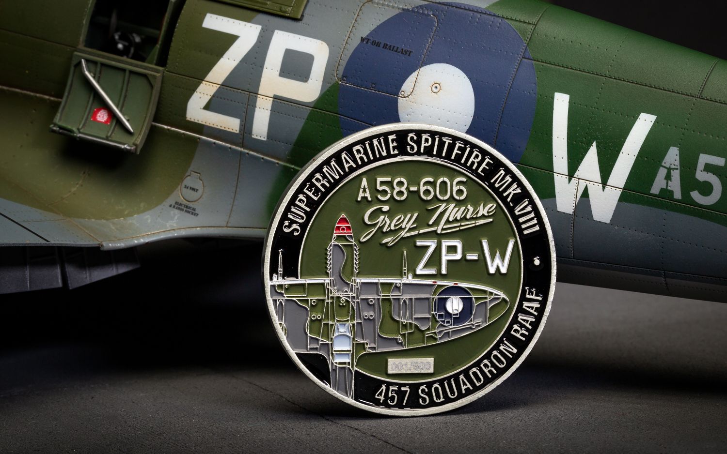 BUNDLEA45 Supermarine Spitfire Mk.VIII + Collectors Coin