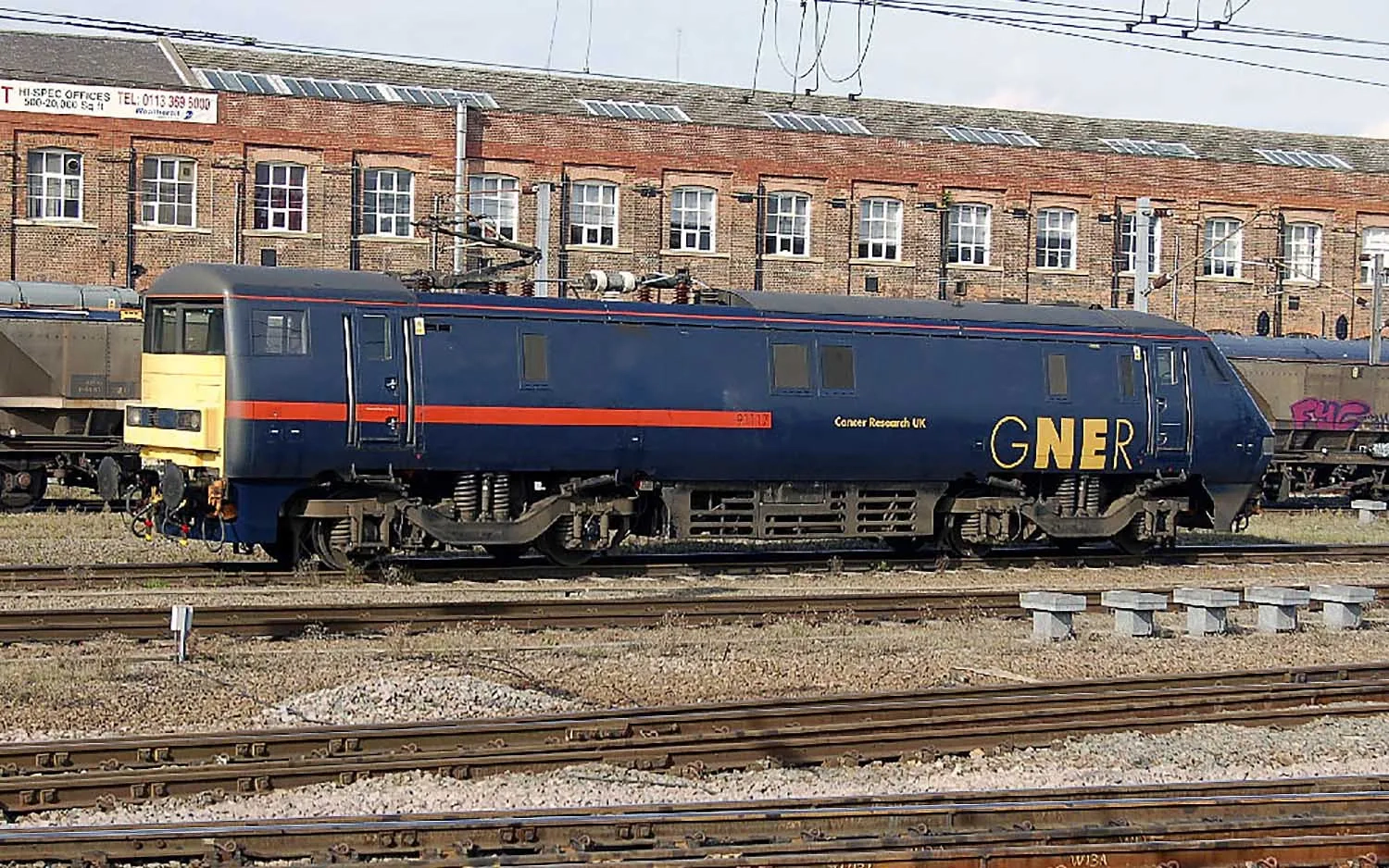 R3893 GNER, Class 91, Bo-Bo, 91117 'Cancer Research UK' - Era 10
