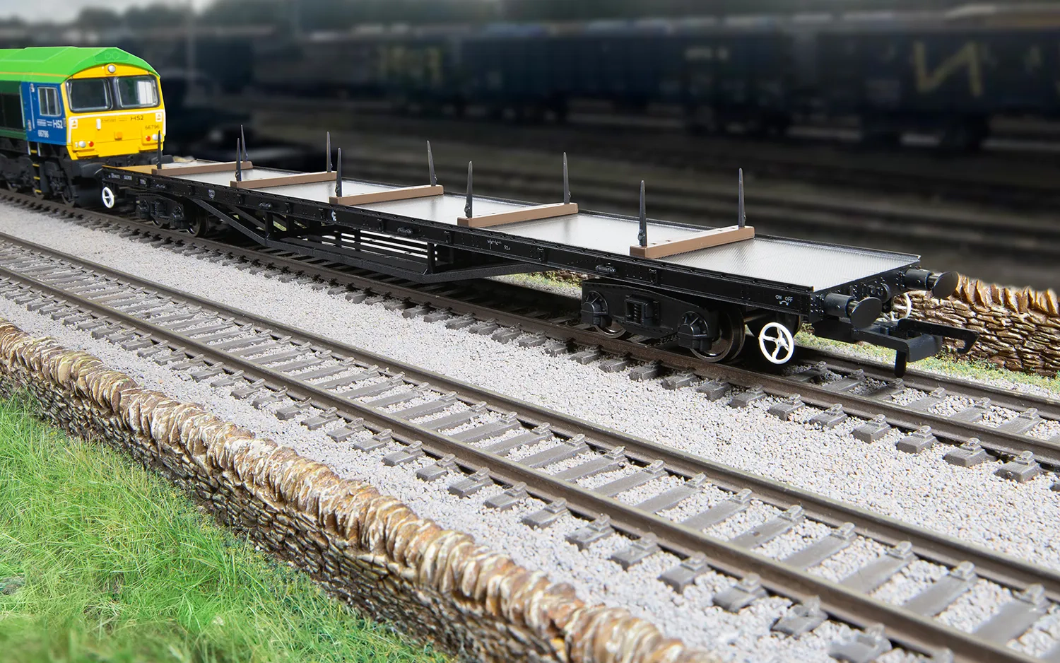 R60205 BR, YMO 'Salmon' Bogie Bolster Wagon - Era 7