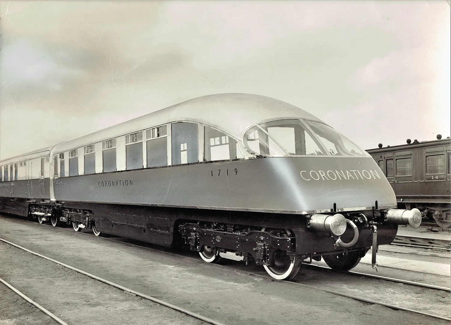 R40226 LNER, Coronation Open Third & Brake Third Articulated Coach Pack ...