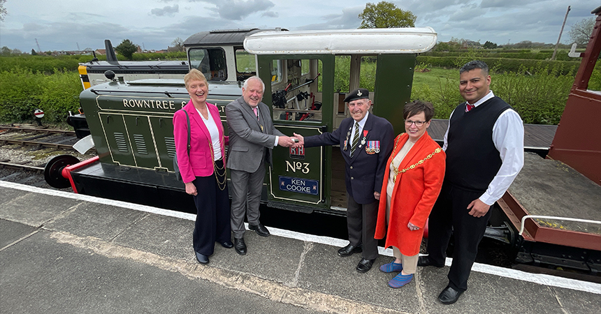 York Normandy veteran Ken Cooke presented with a model of 'his' Hornby ...